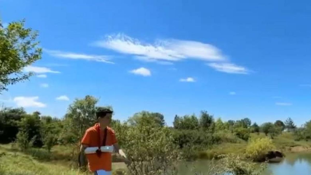 Cât curaj! Un copil cu mâna fracturată și-a salvat prietenul de la înec ...