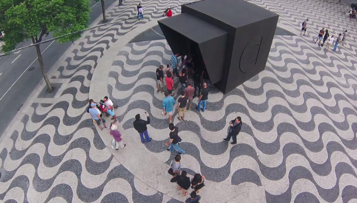 Trecatorii s-au oprit in loc doar ca sa vada ce se ascundea in cutia ...