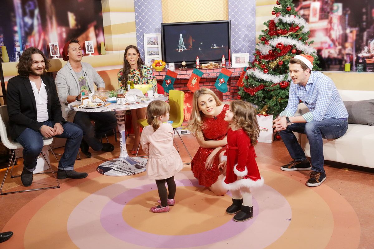 Vedetele si copiii lor ravasesc bradul de Craciun intr-o editie ...
