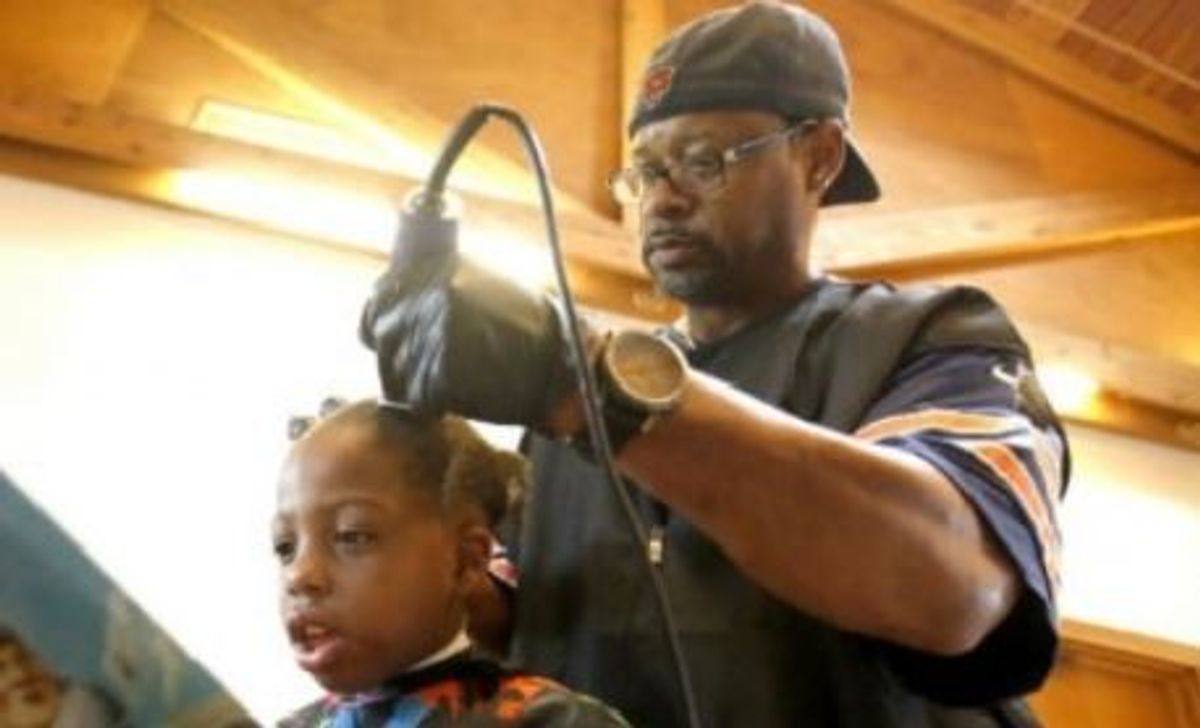 Barbatul din imagine tunde gratis orice copil merge in salonul lui ...