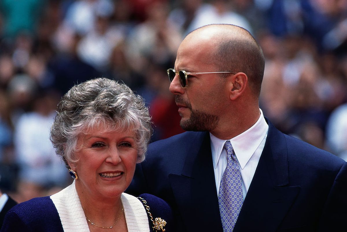 La 90 de ani, mama lui Bruce Willis lucrează ca voluntar la LAPD și ...