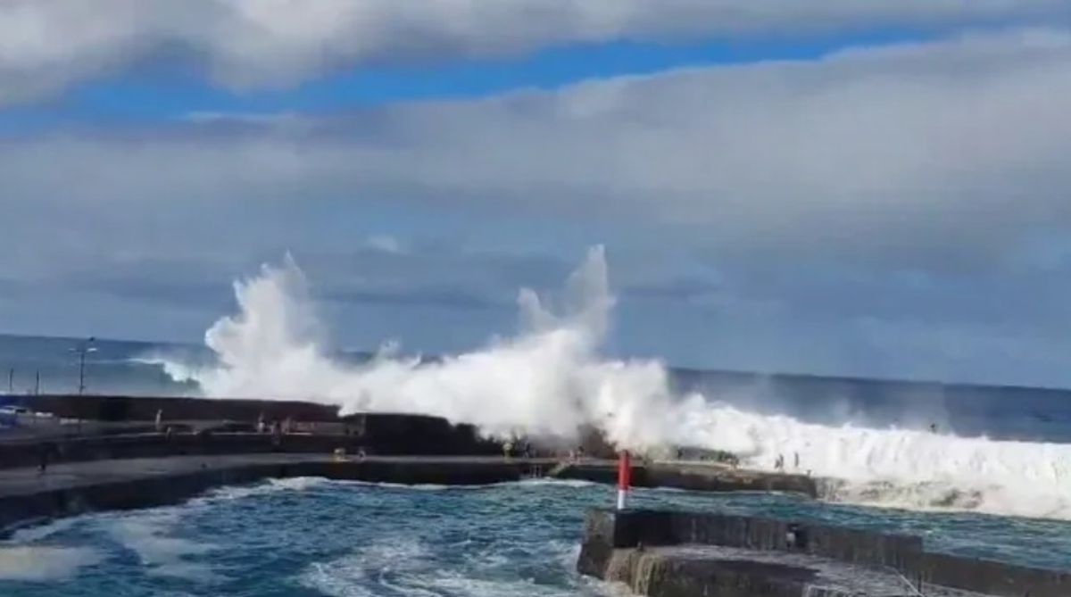 Momentul când 10 persoane sunt înghițite de mare, după ce valuri înalte ...