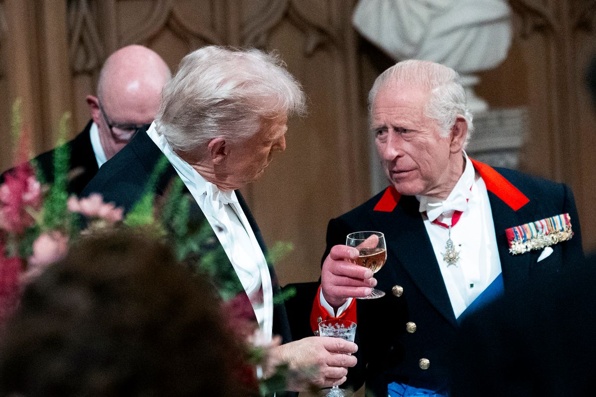 De ce sunt mâinile regelui Charles atât de umflate? Explicația medicală ...