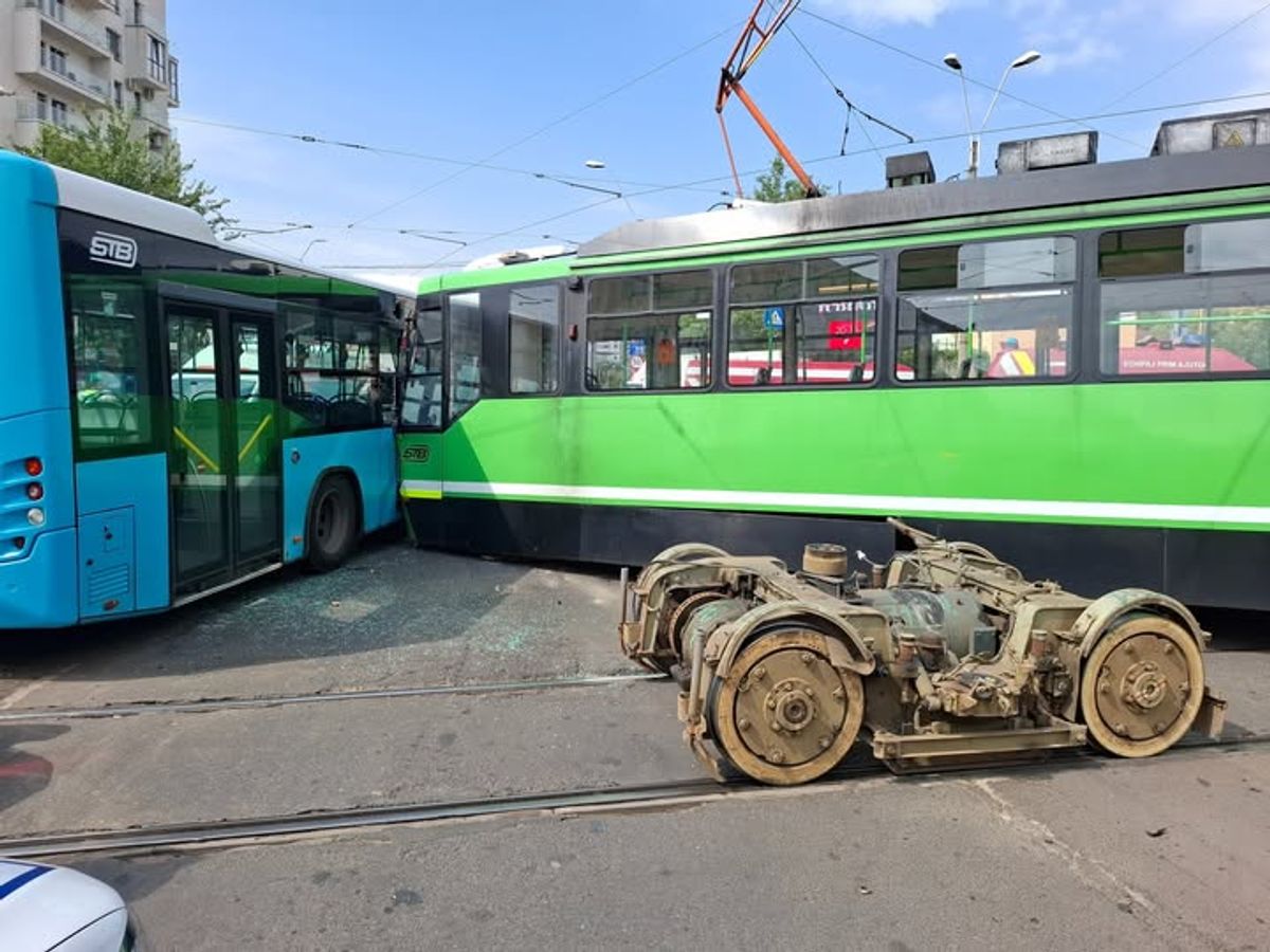 Imaginile video ale coliziunii dintre un tramvai și un autobuz STB în ...