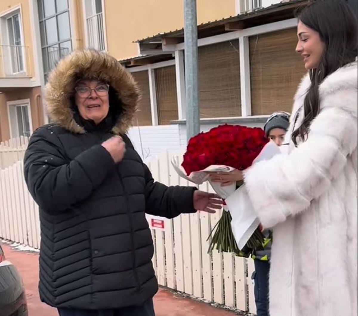 Andreea Bostănică a împărțit trandafiri pe stradă, iar oamenilor nu le-a venit să creadă. „Am ...