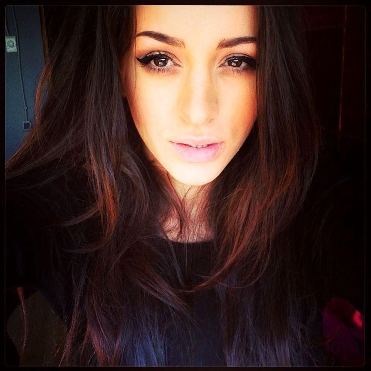 Ruby s-a fotografiat singura cu telefonul, dar nu a observat nicio ...