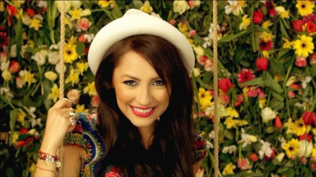 Andra are un manechin facut special dupa formele ei. Crezi ca seamana ...