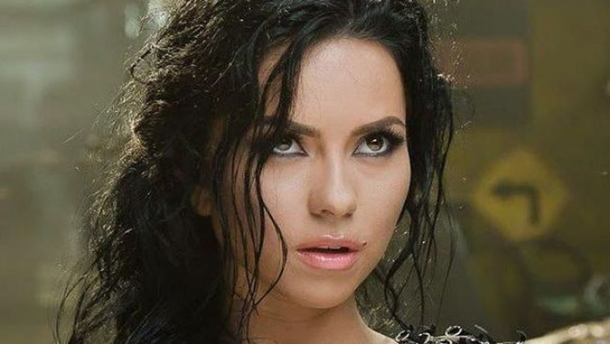 Inna, imbracata cu un sutien perfect pentru dimensiunile ei. Adevarul ...