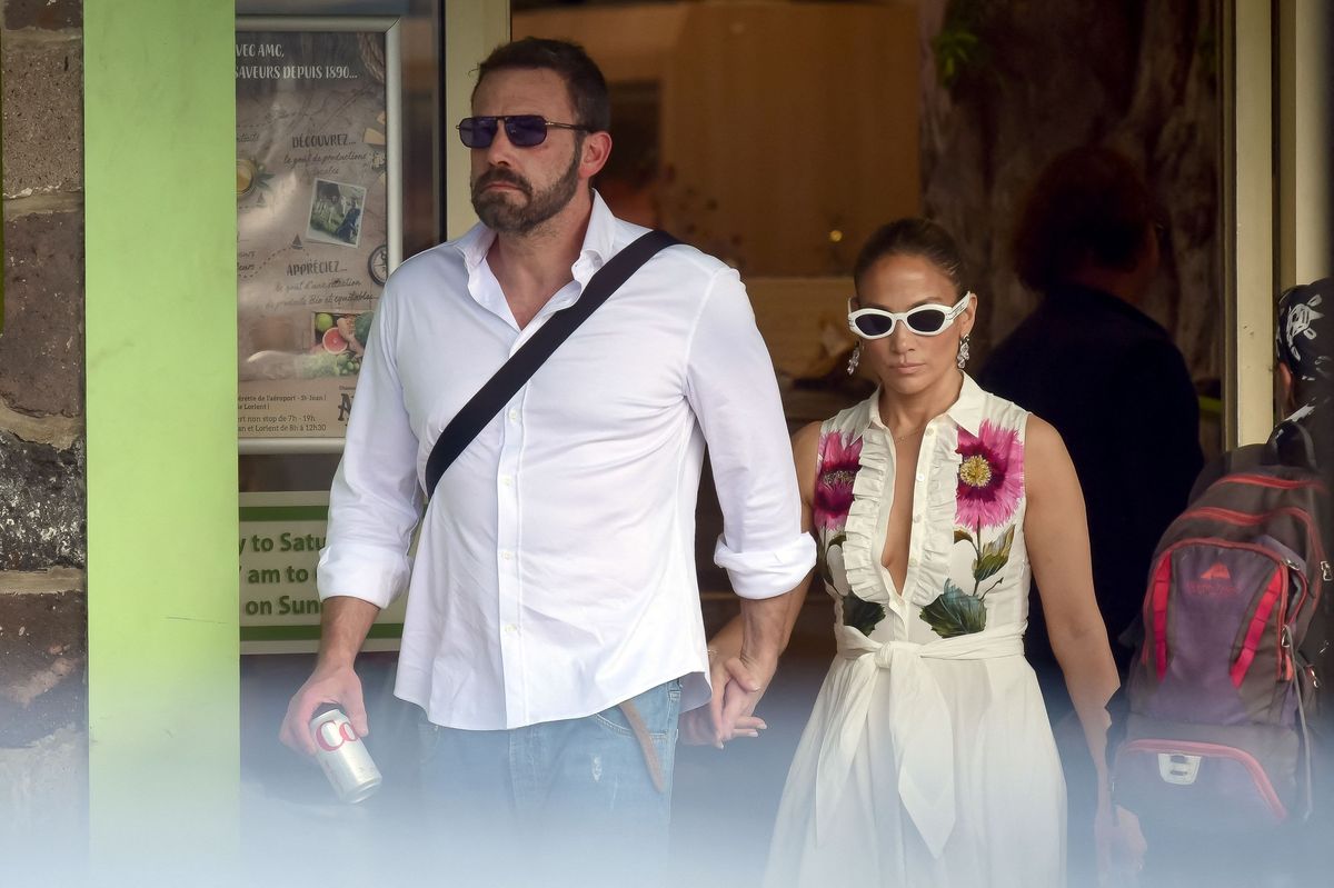 Cum a răspuns Jennifer Lopez “acuzațiilor” că soțul ei pare mereu ...