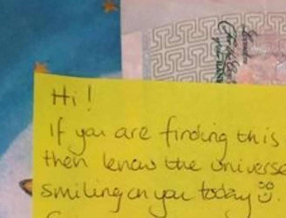 A luat o carte de pe raft, a deschis-o si a avut parte de o surpriza ...