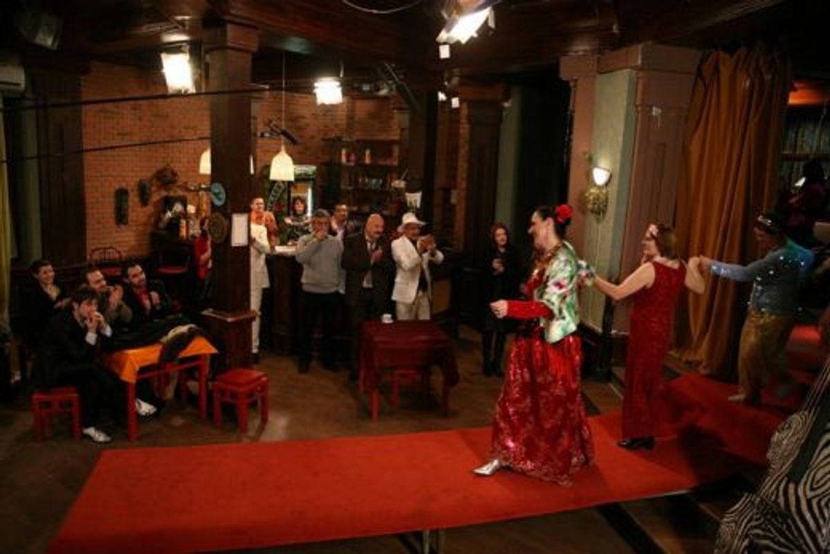 Flacara este designer vestimentar in State de Romania - Galerie foto ...