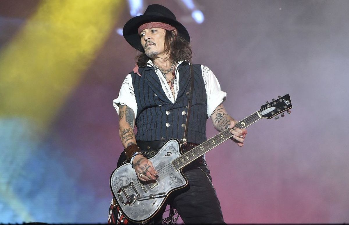 Johnny Depp a purtat ie românească și chimir de piele la concertul de ...