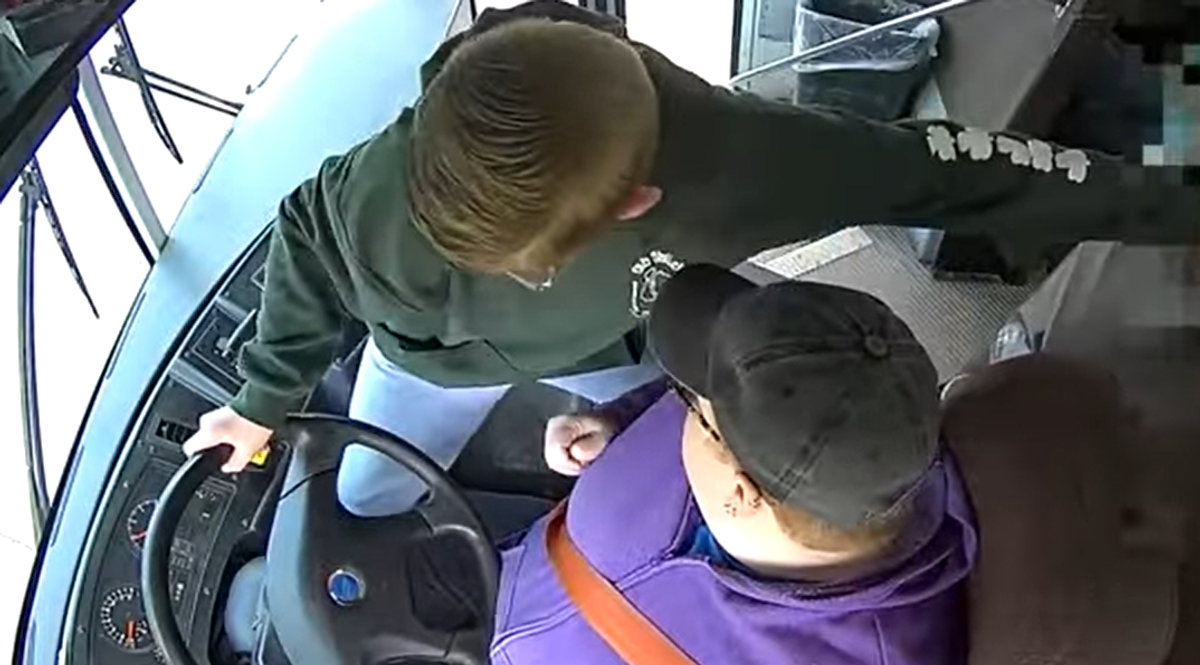Ce s-a întâmplat cu șoferița autobuzului școlar care a leșinat la volan ...