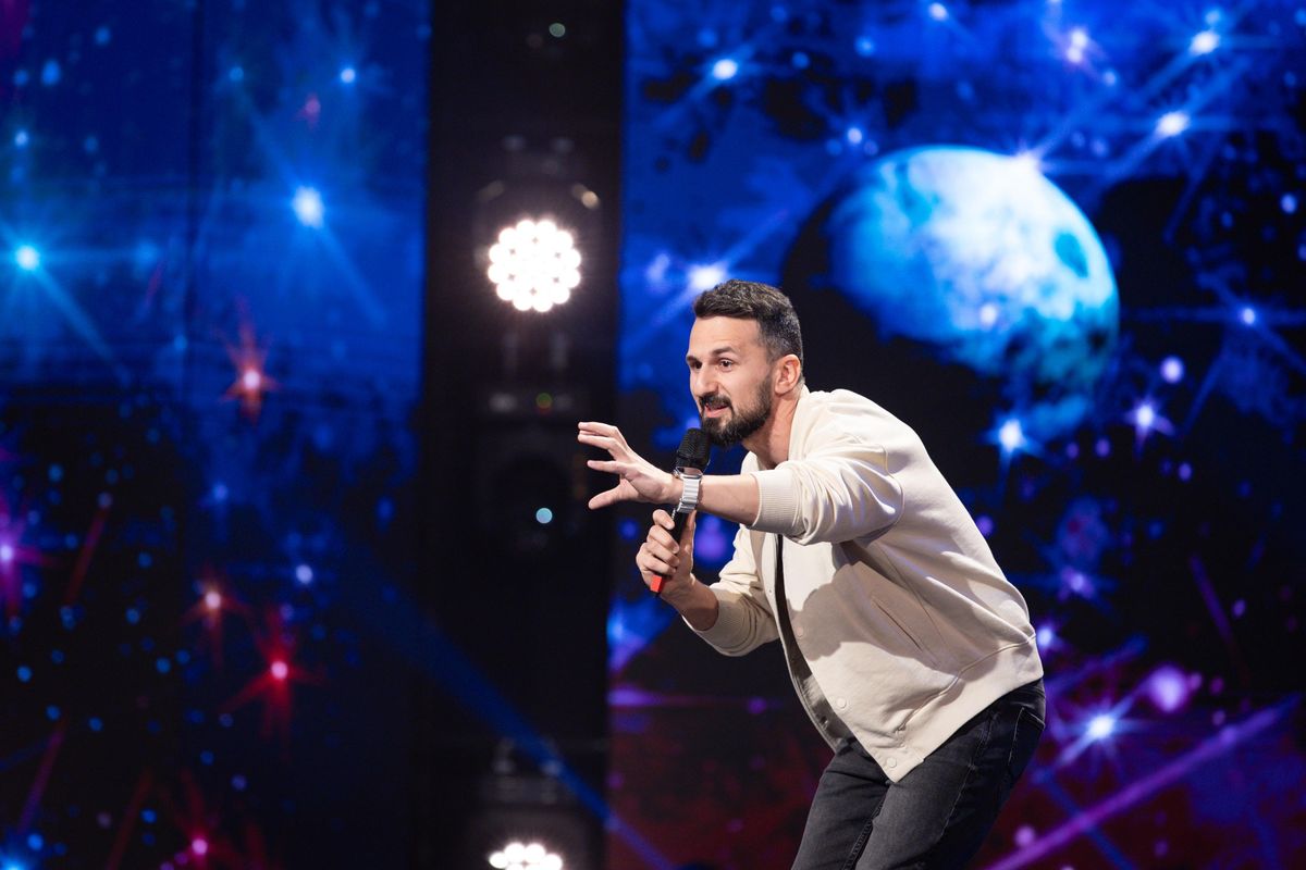 Alex Mocanu, număr senzațional de stand-up comedy: a cântat, a oferit ...
