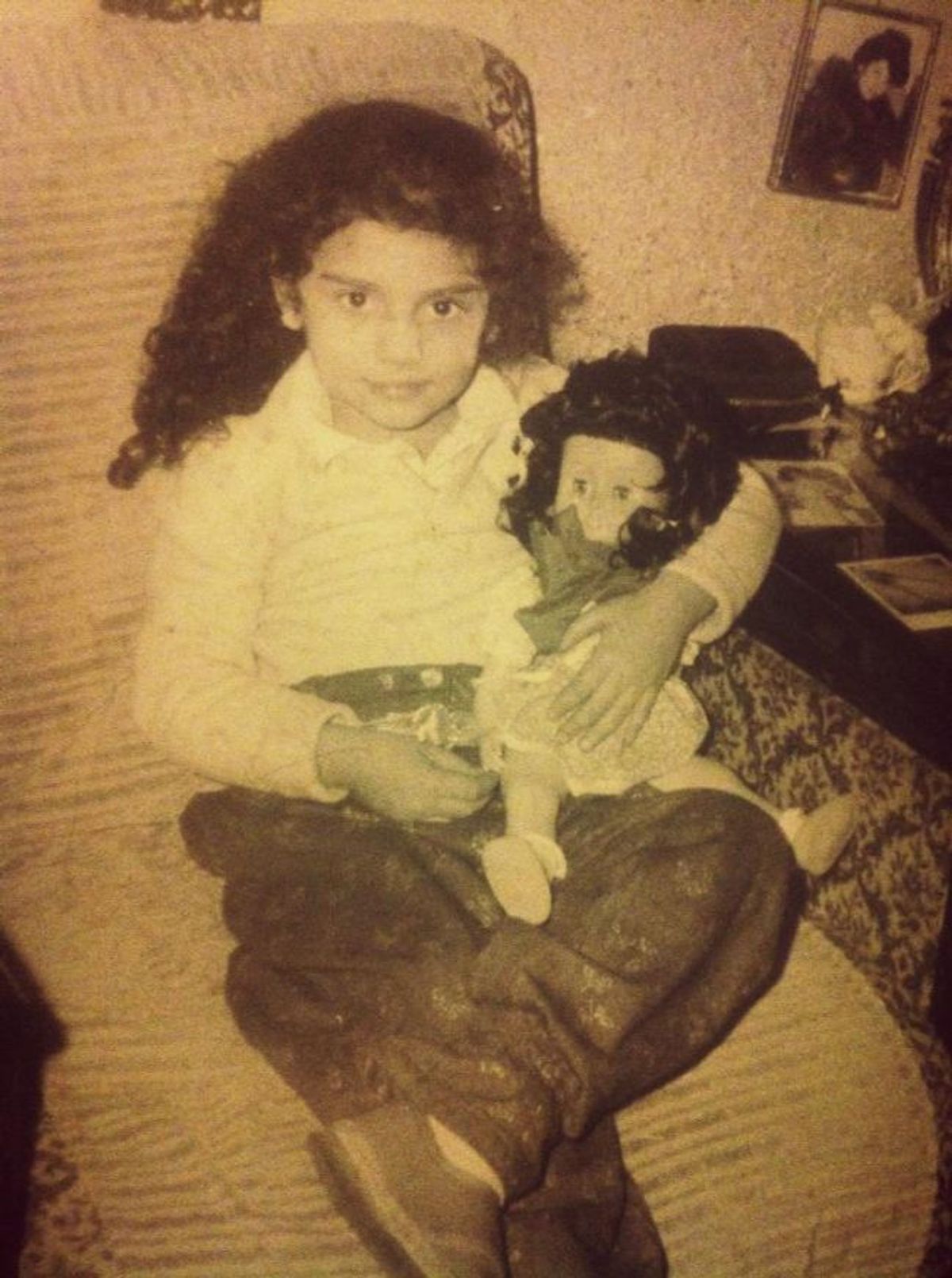 "5 ani, bucle mici si blugi largi". Una dintre cele mai iubite brunete ...