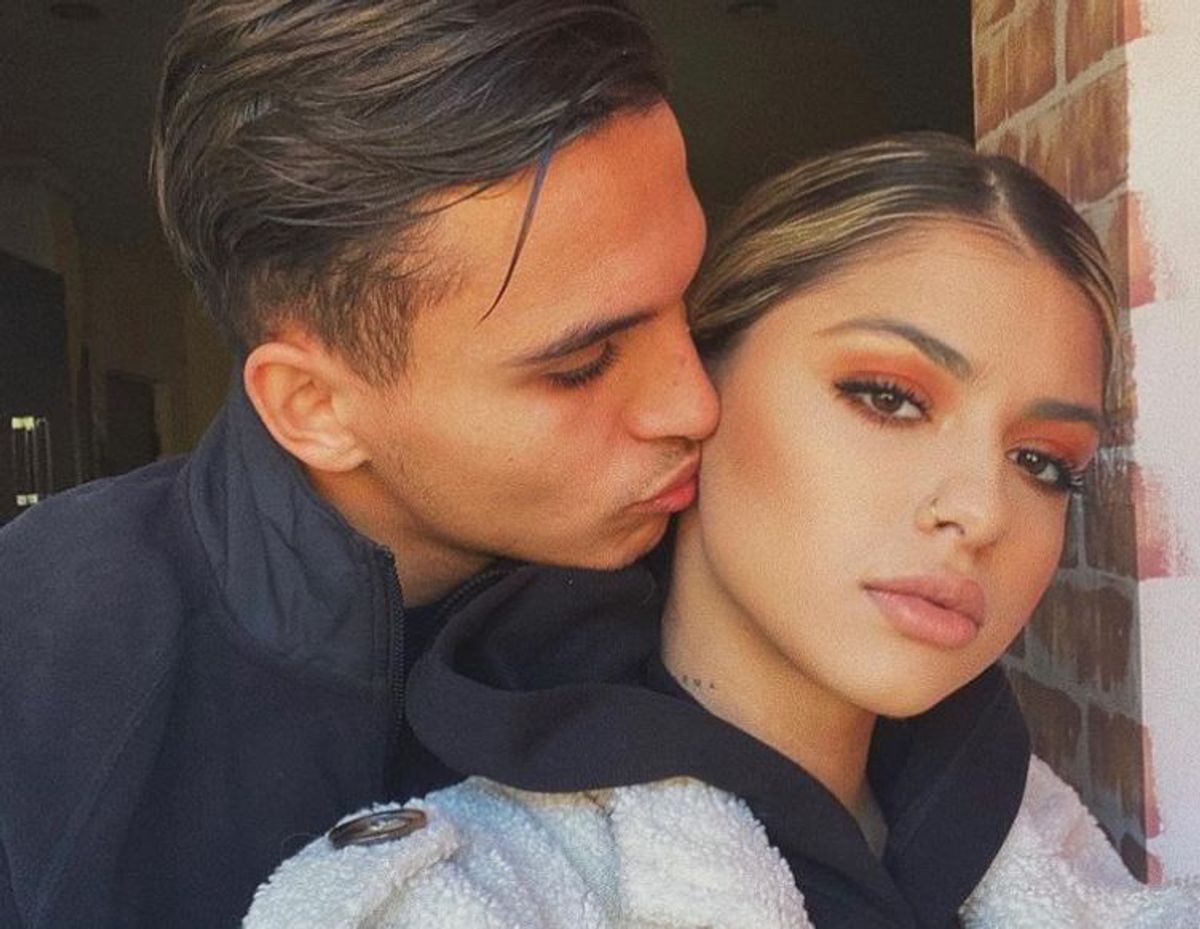 Iubita și fiica lui Cristian Manea, suportere pe stadion. Imaginea ...