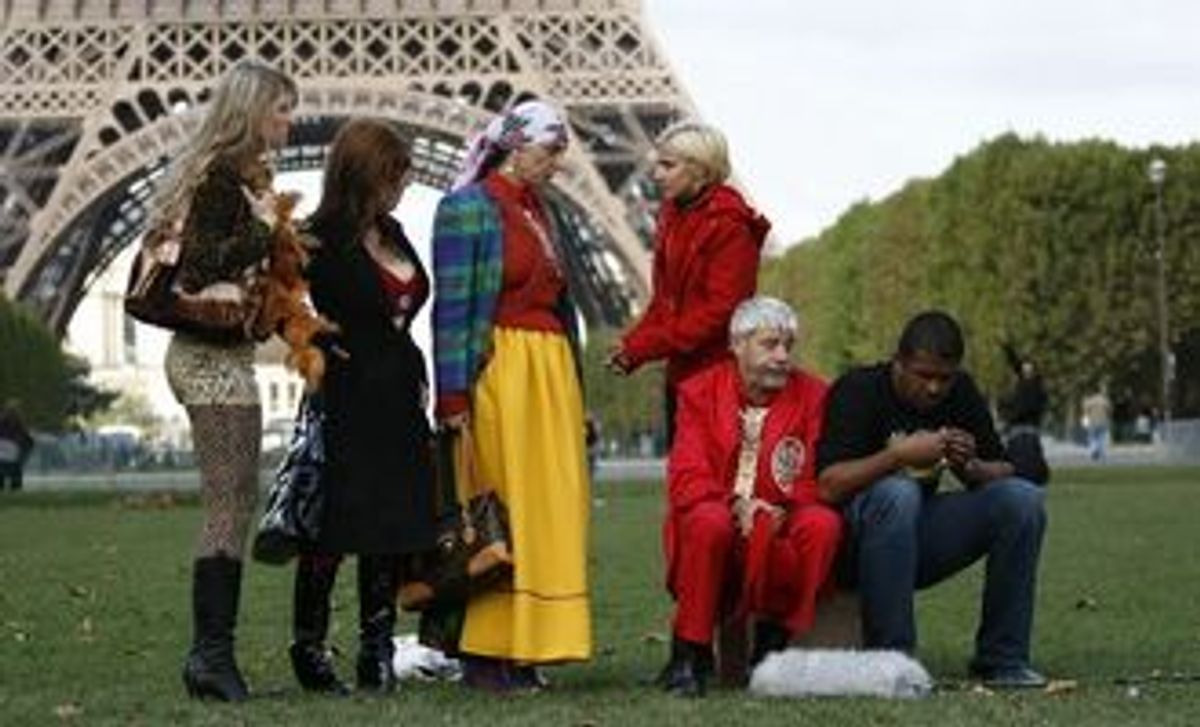 Romanii din Paris si-au cumparat aparate foto pentru a se fotografia cu ...