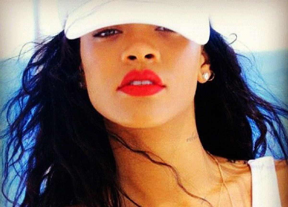 Rihanna duce stilul "cocalar" pe noi culmi. Cum a aparut imbracata ...