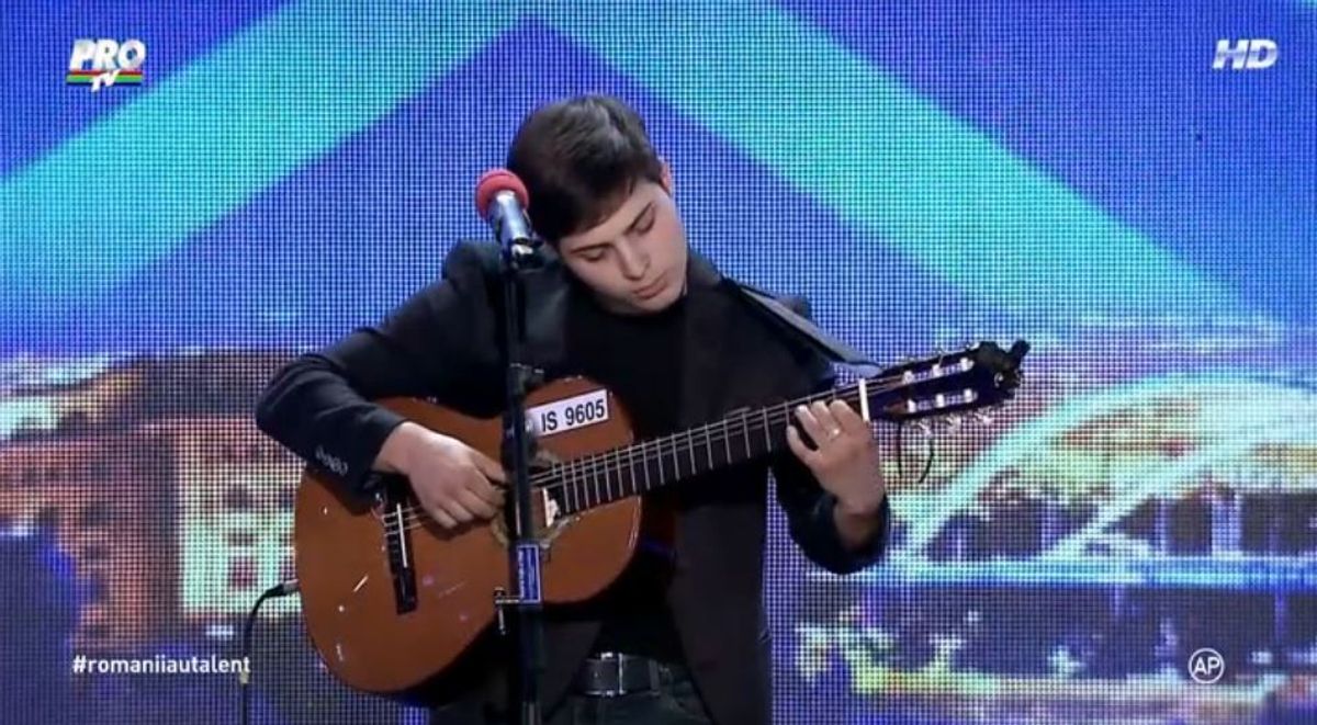 Wow, ce voce! A cantat la chitara, dar momentul lui nu s-a oprit aici ...