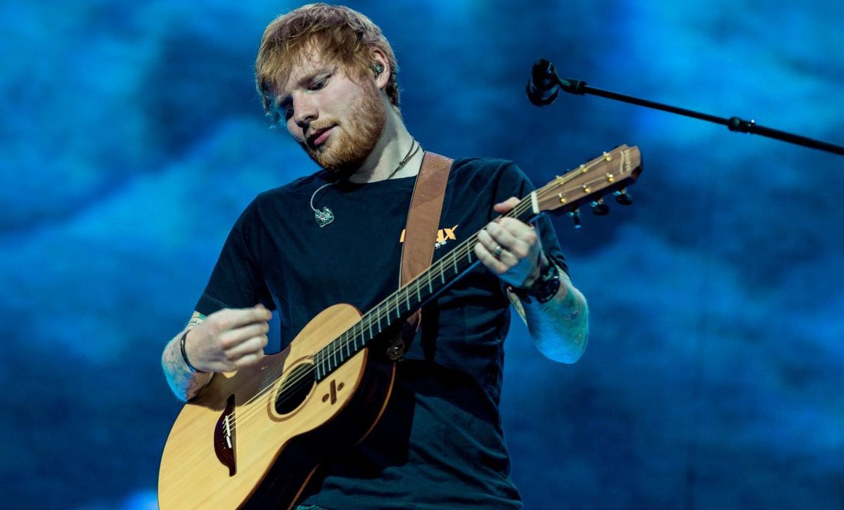 FOTO Ed Sheeran, în halat Versace în livada unei pensiuni din Snagov ...