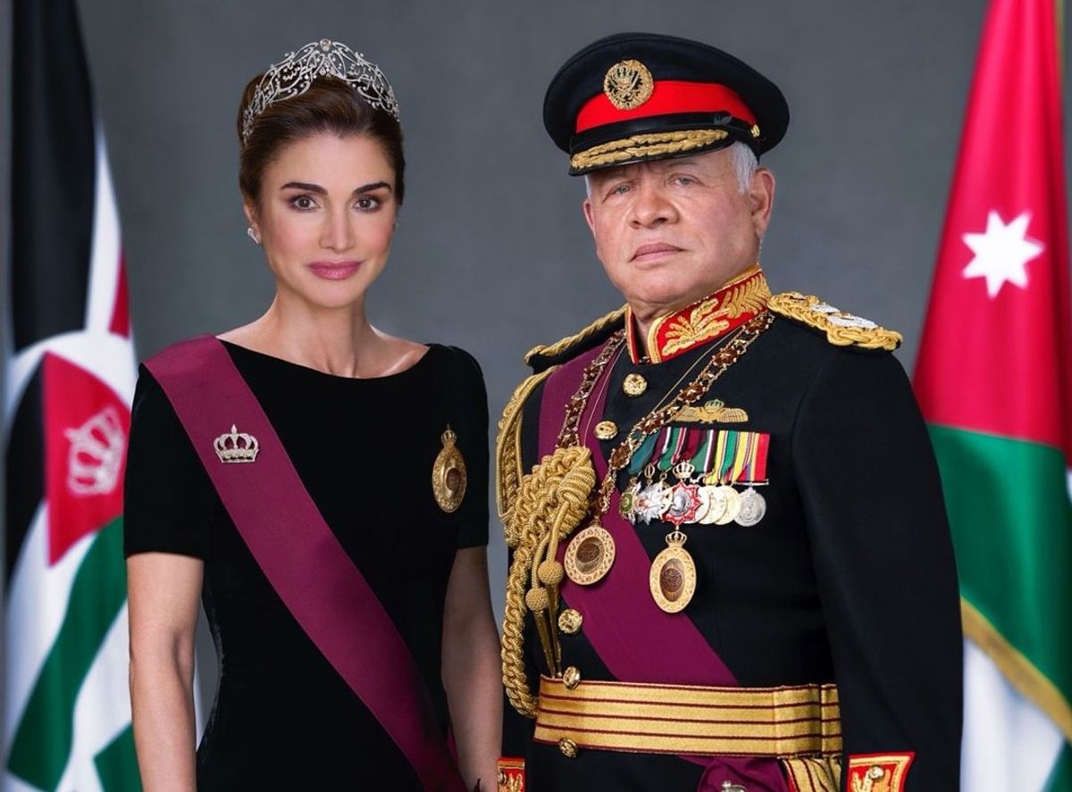 Imagine emoționantă cu Regina Rania care își ține nepoata în brațe ...