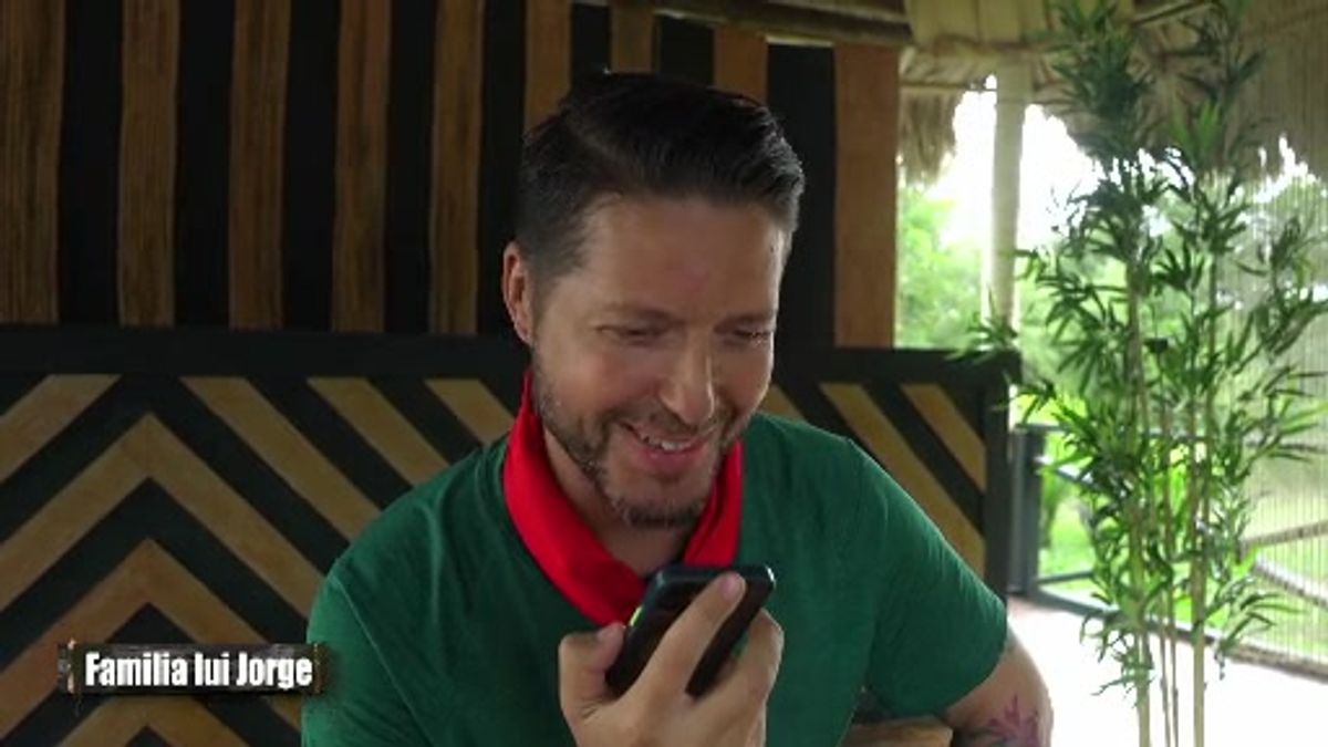 Jorge discută cu familia sa la telefon. Ce mesaj i-a transmis soția sa ...