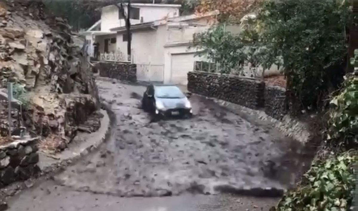 Imagini incredibile cu o masina purtata de suvoaie, in urma ...