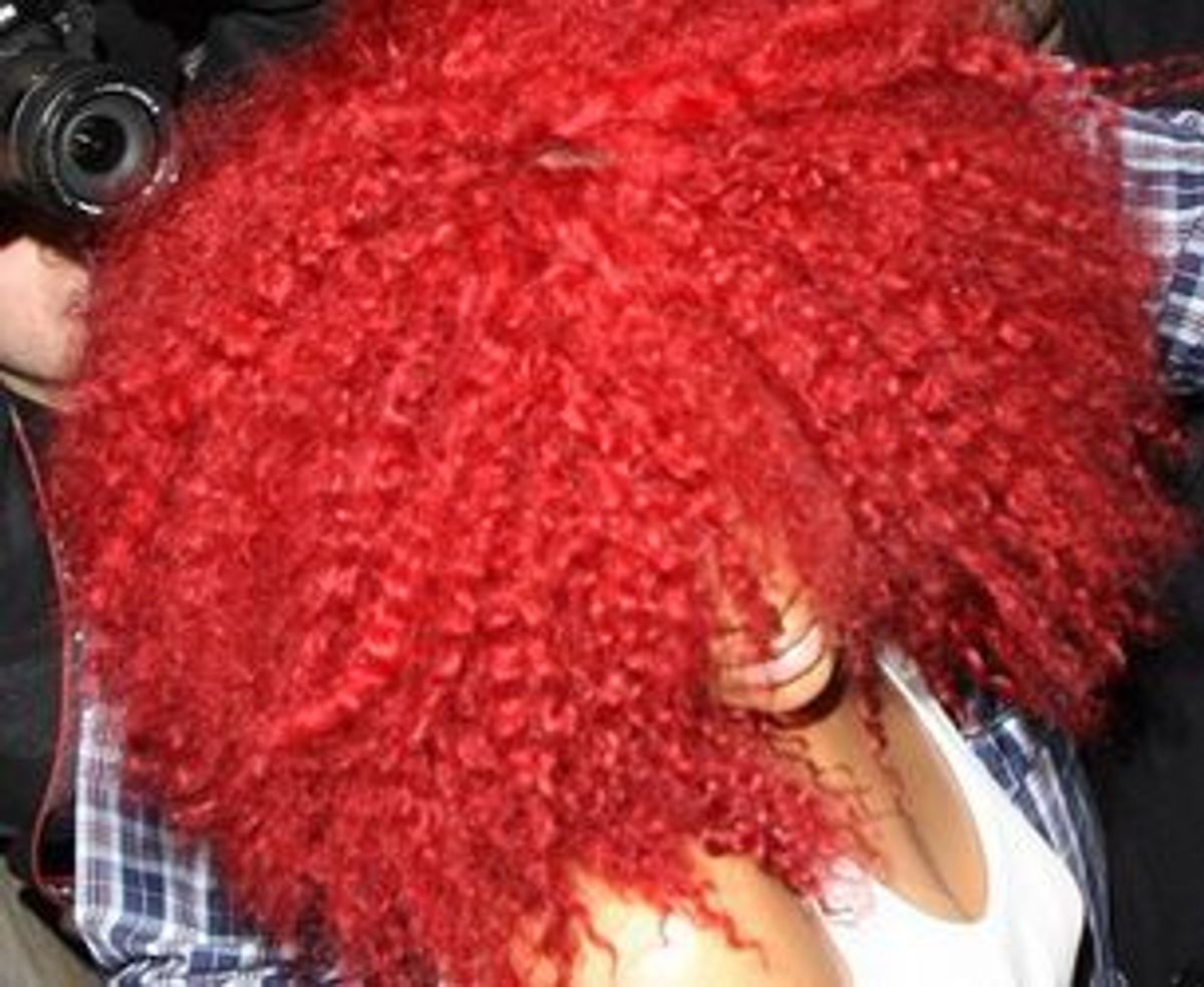 Rihanna, cu o claie imensa de par rosu, intr-un club din Hollywood FOTO ...