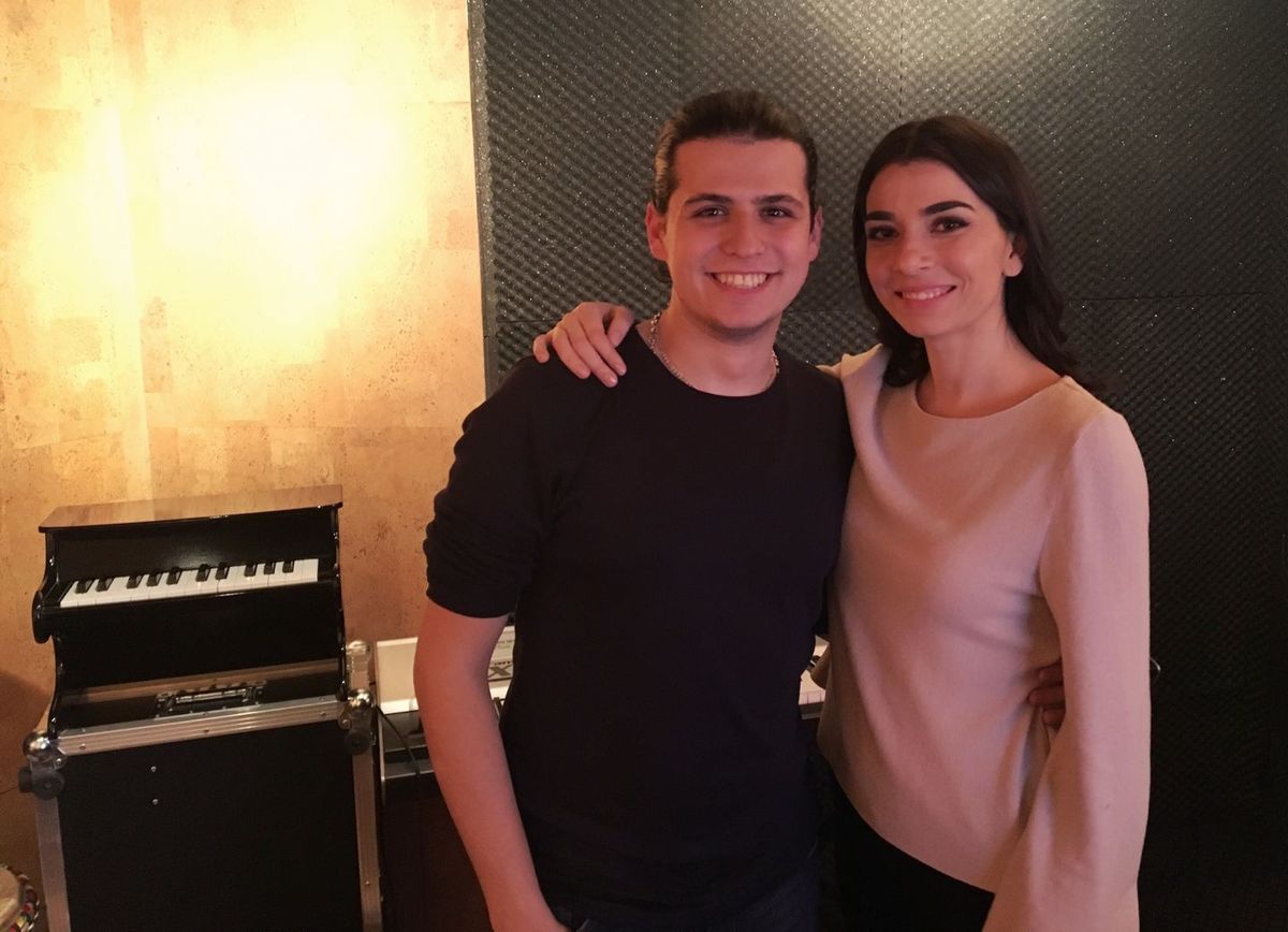 Finalistul sezonului sase Vocea Romaniei, Alex Musat, este invitatul ...