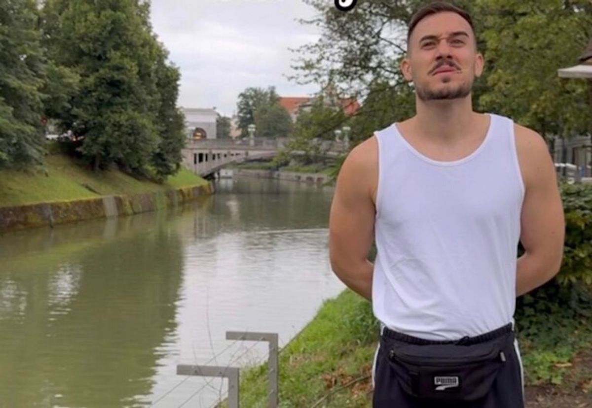 Sârbul în trening, cu maiou și scobitoare a încasat o sumă uriașă după ...