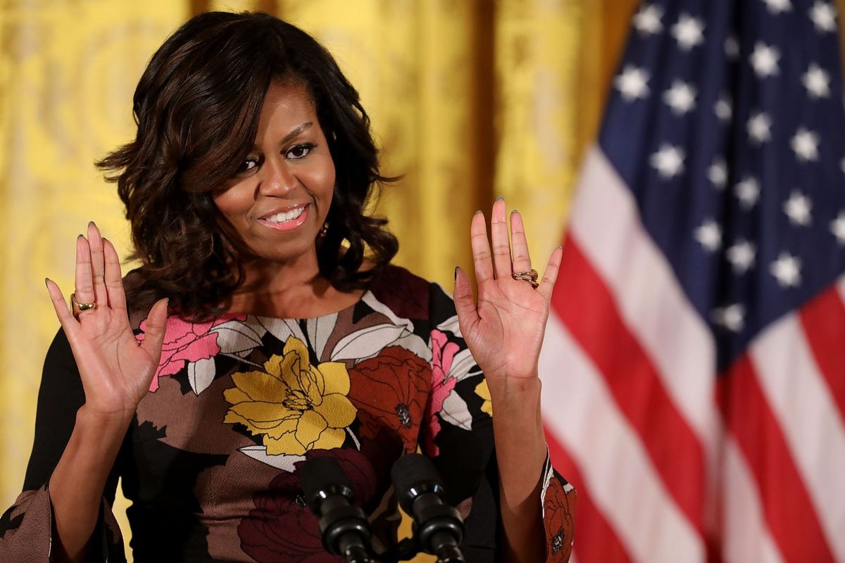 Michelle Obama arata senzational intr-o pereche de pantaloni albi ...