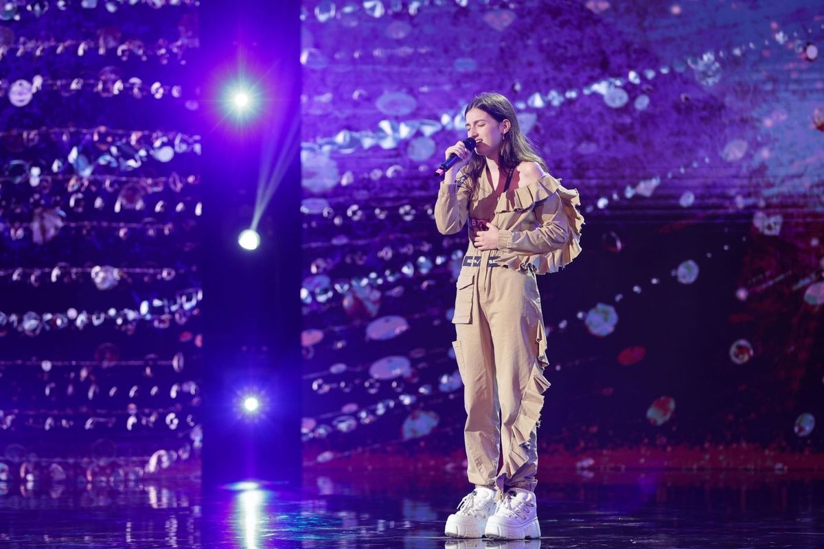 Românii au talent 2023. La 15 ani, Andreea Radu cântă și compune piese ...