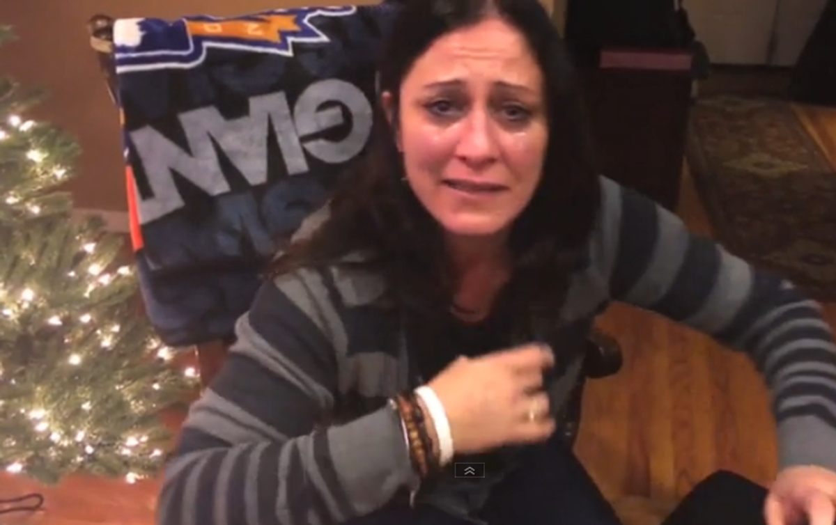 A primit o cutie la doi ani de la moartea parintilor ei. Ce a ...