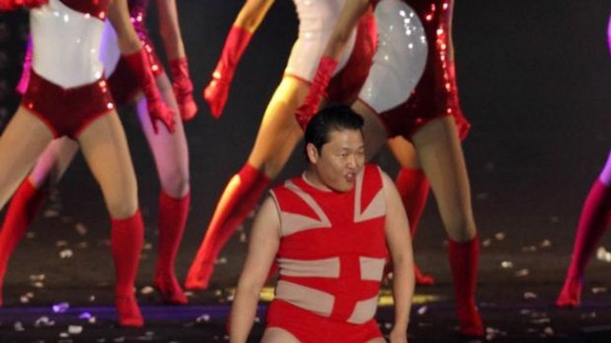 PSY, intr-un body rosu, mulat, care abia il acopera. Tinuta cu care a imitat-o pe Beyonce face ...