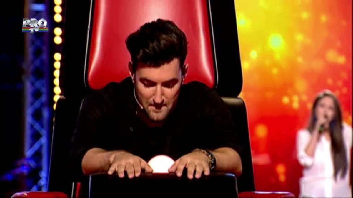 Seamana cu o Angelina Jolie mai tanara, dar nu asta a fost principala atractie. Vocea Elenei ...