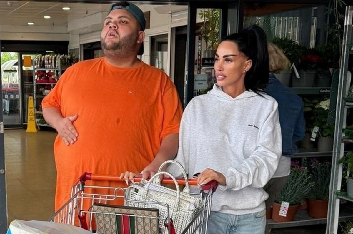 La 23 ani, fiul lui Katie Price are 188 de kilograme. ”Mâncarea o să-l ...