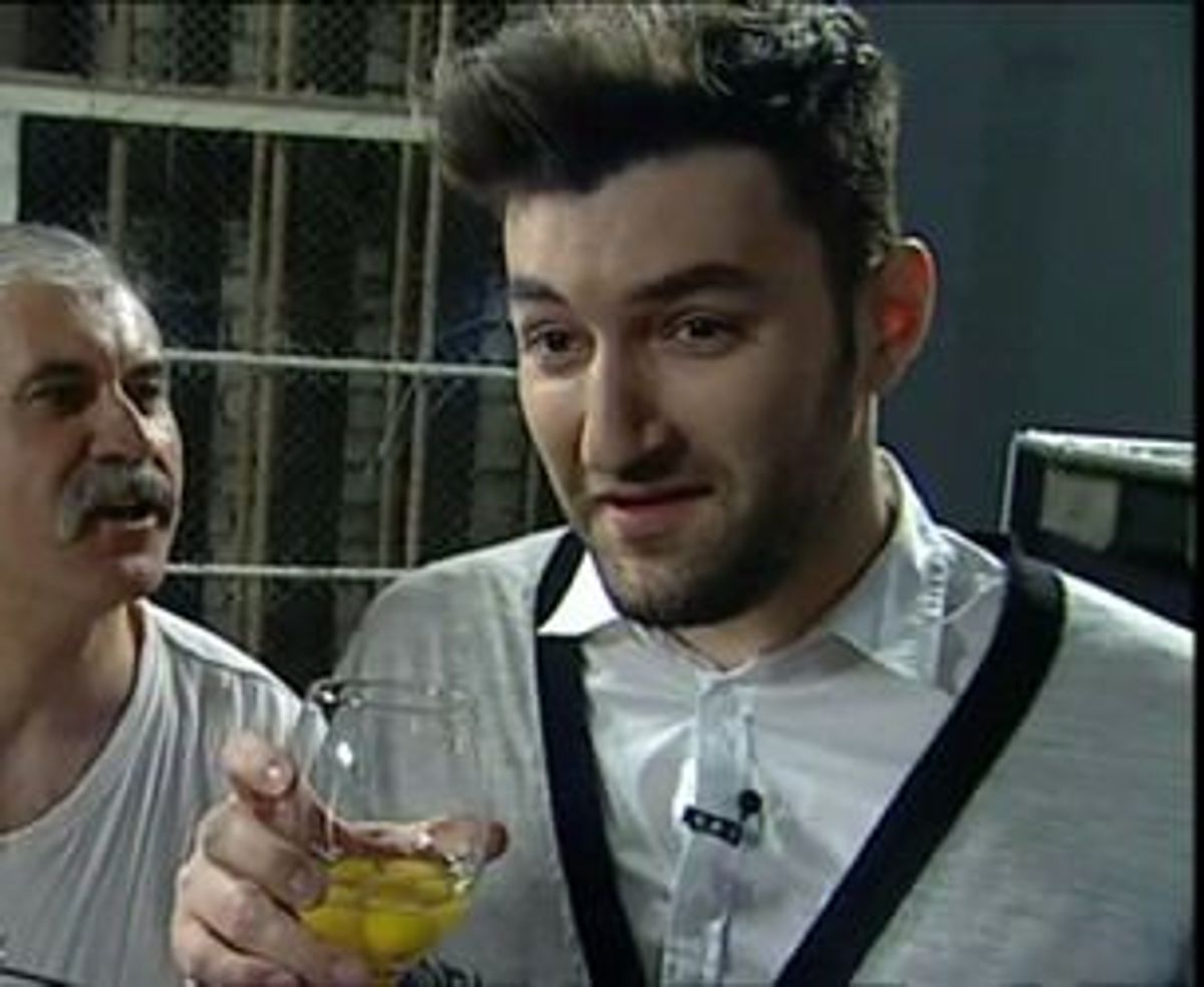 Bea sau nu Smiley oua crude de prepelita? Vezi VIDEO | PRO TV