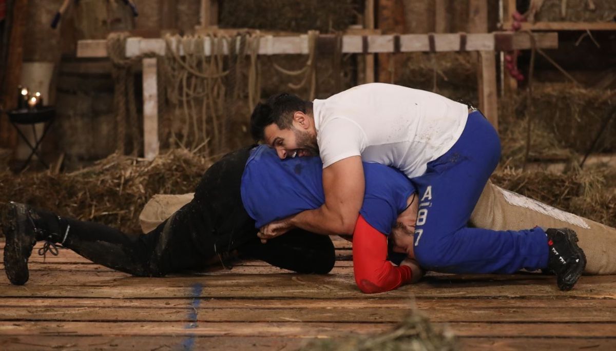 Moment dramatic în Ferma! Remus Boroiu se accidentează grav în urma duelului cu Florin Pastramă ...