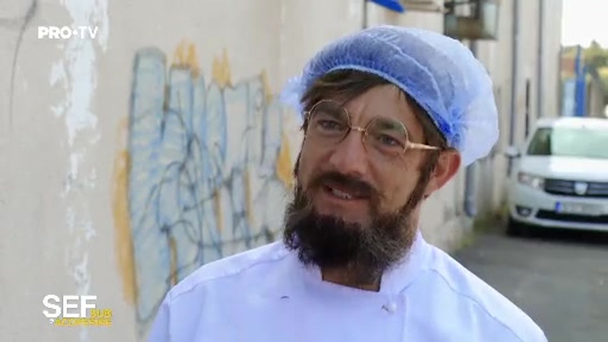Daniel Mischie lucrează în bucătărie la rulat sarmale | Scene si ...