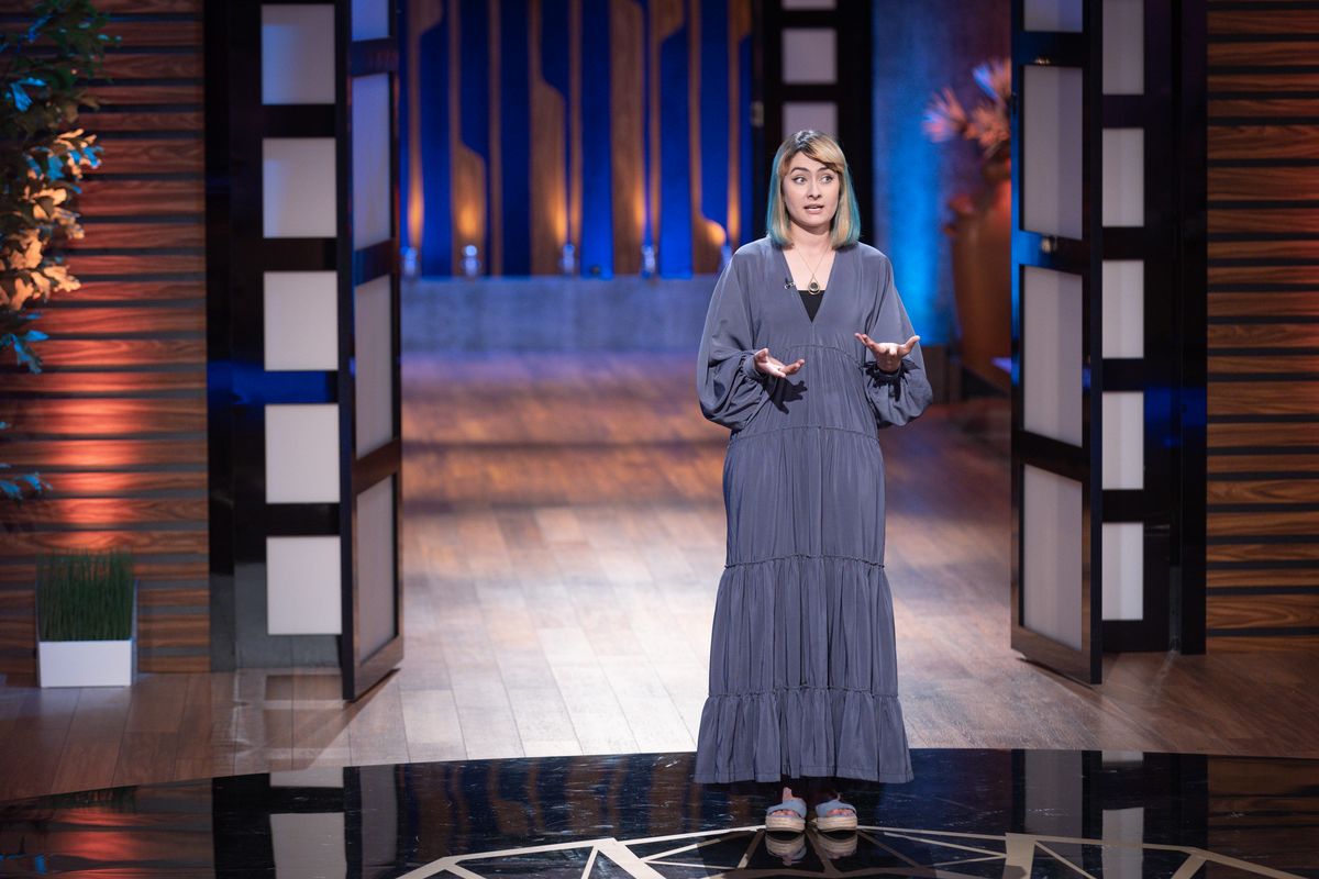 Transformă deșeurile electrice în bijuterii prețioase. Daniela Rusu și ...