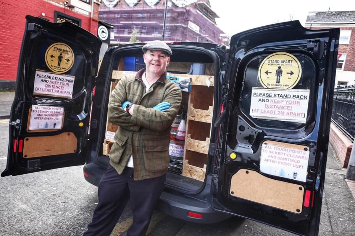 Un pub din Belfast livrează acasă halbe de bere Guinness, pentru a-i ...