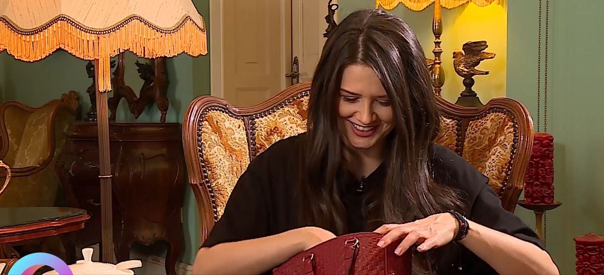 Iulia Pârlea ne arată, cu onestitate, ce are în geantă | PRO TV
