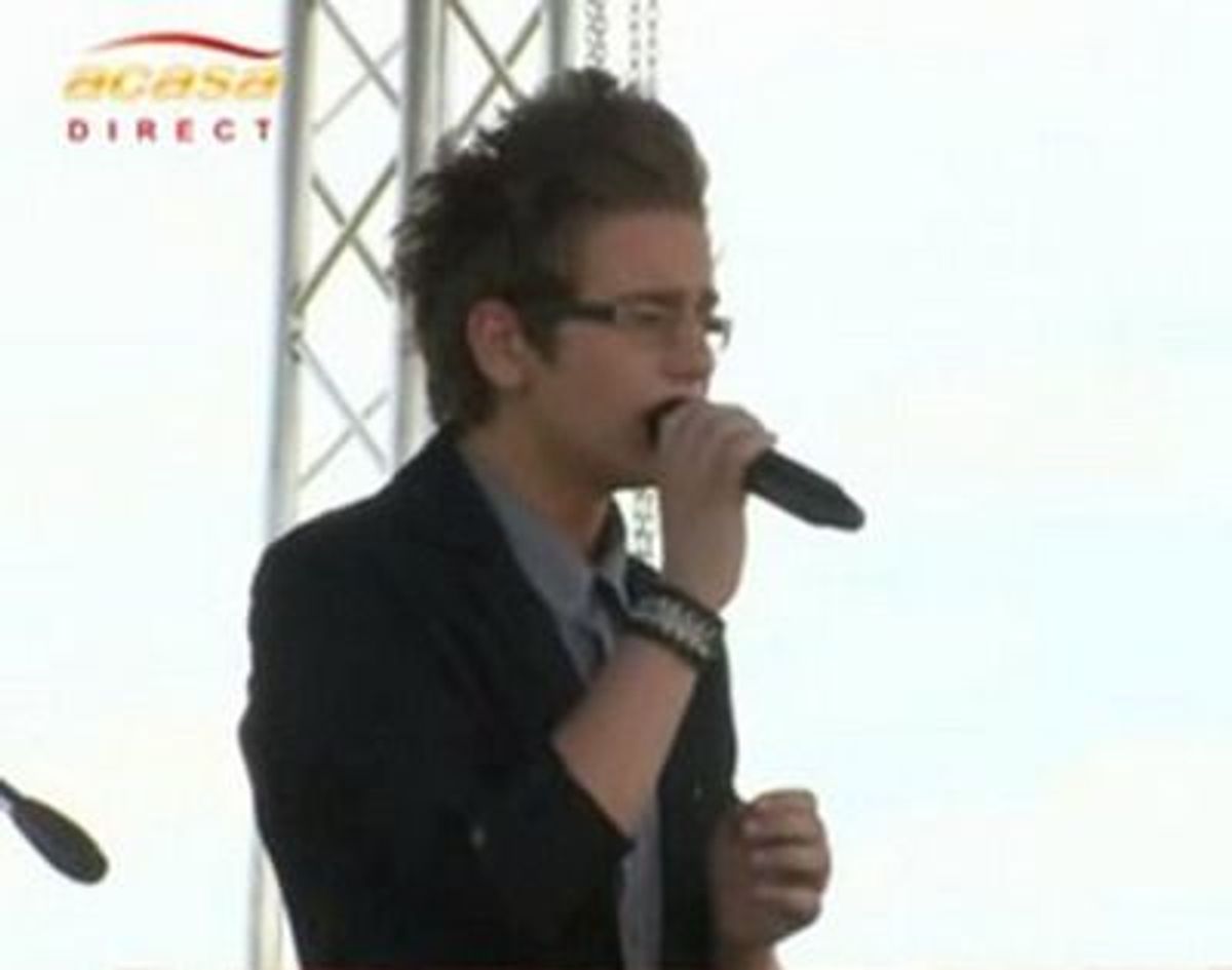 Narcis Iustin Ianau a cantat la petrecerea organizata pentru printul ...