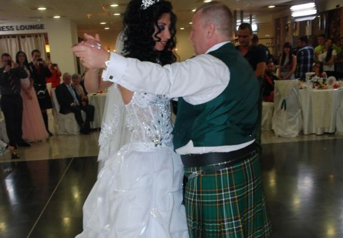 Scotieni in kilturi se dau in spectacol pe ritmuri de manele. Uite ce ...