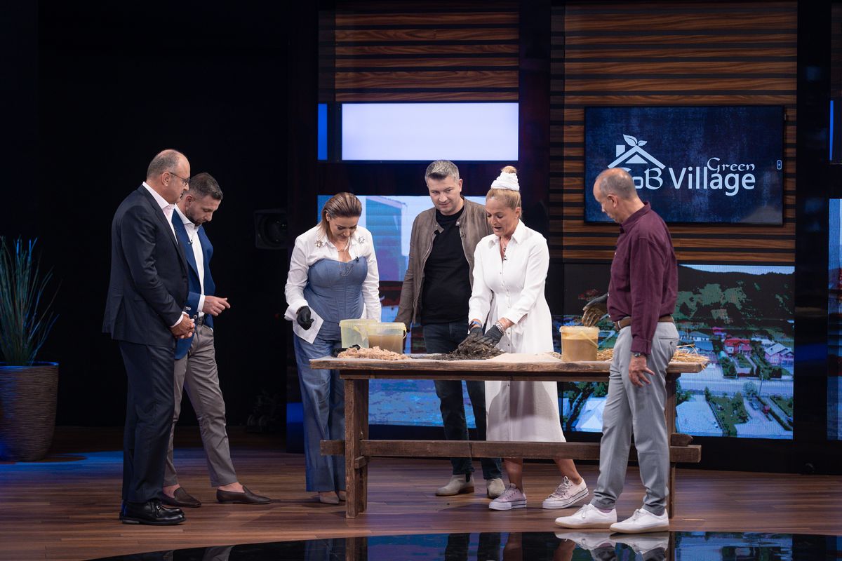 A construit 5 case cu mâinile ei, din lut și paie. La Imperiul Leilor ...