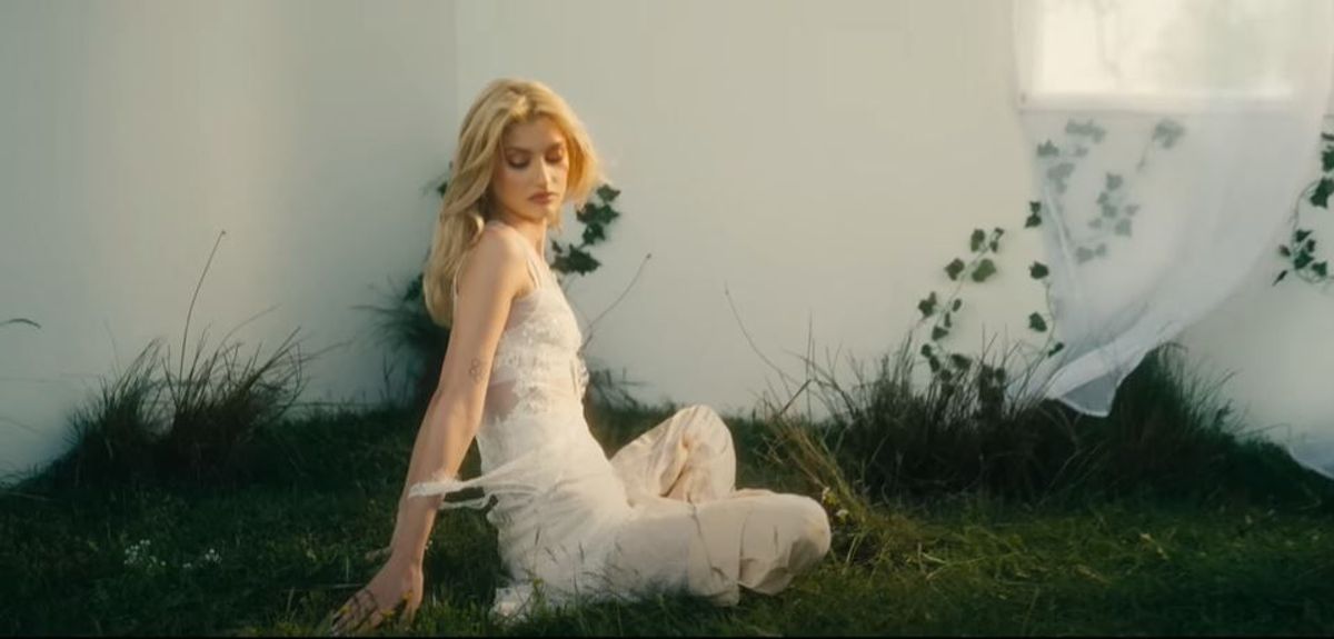 Andia a ajuns din nou în trending. Cântăreața apare într-o rochie ...