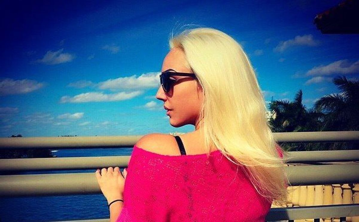 A imbracat cea mai mulata si decoltata rochie posibila. Alexandra Harra ...