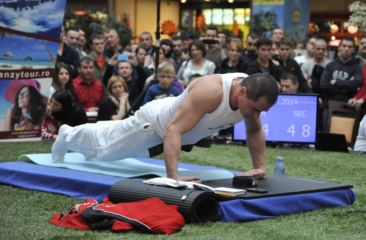 Record mondial doborat la Cluj. Un jandarm a facut 631 de flotari pe ...