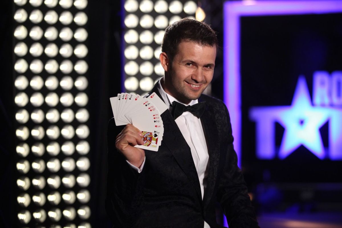 Magicianul Robert Tudor a reusit imposibilul. Numarul de magie cu doar ...