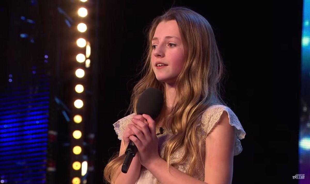 Pare o papusica timida, insa ce se intampla in secunda urmatoare e ...